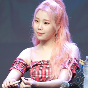 JooE (MOMOLAND) - Age, Plastic Surgery, Net Worth, Family - Kpop Wiki