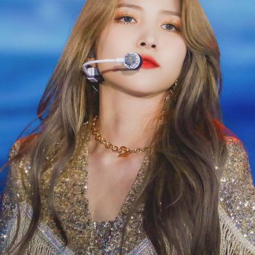 Sowon (GFriend) Age, Height, Legs, Husband, Family, Bio - Kpop Wiki